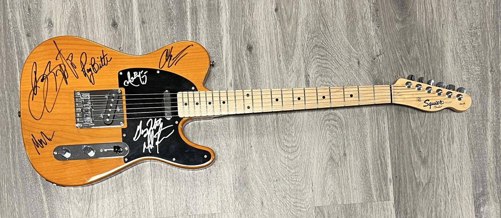 Bruce Springsteen & the E Street Band Autographed Guitar - Dec 04, 2022 ...