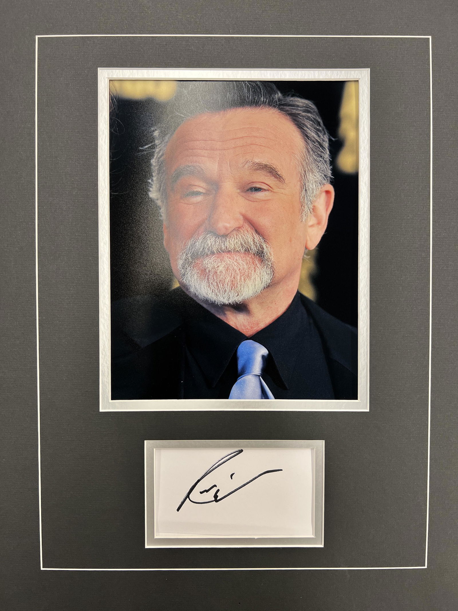 Robin Williams Autographed Display (#0043) on Jan 31, 2023 | ICZ ...