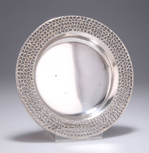 Stuart Devlin (1931 2018), An Elizabeth Ii Silver Gilt Dish
