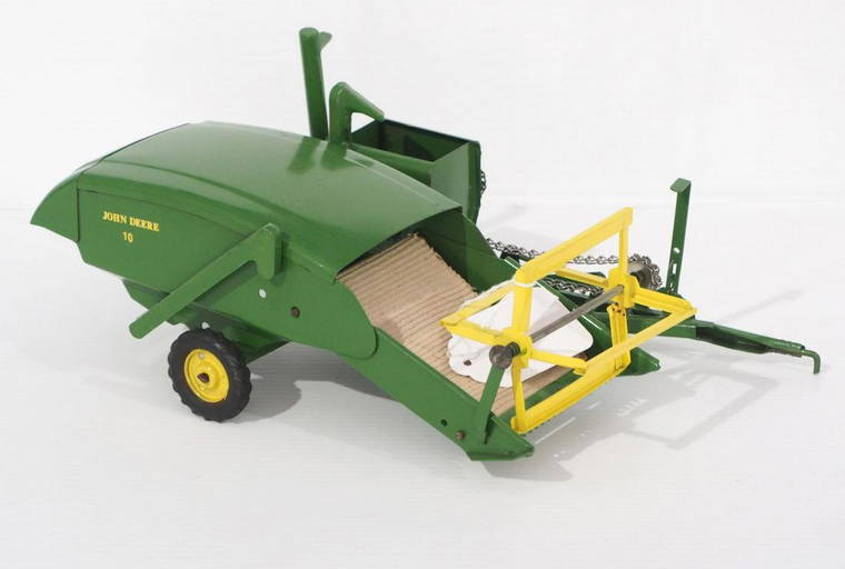 Ertl Custom John Deere 10 Pull Type Combine