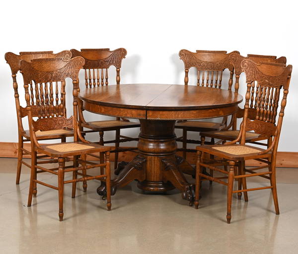 Round Quarter Sawn Oak Dining Table & (6) Chairs