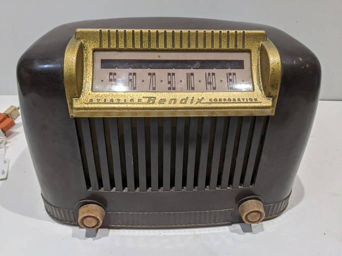 Bendix Brown Plastic Model 111 Tube Radio