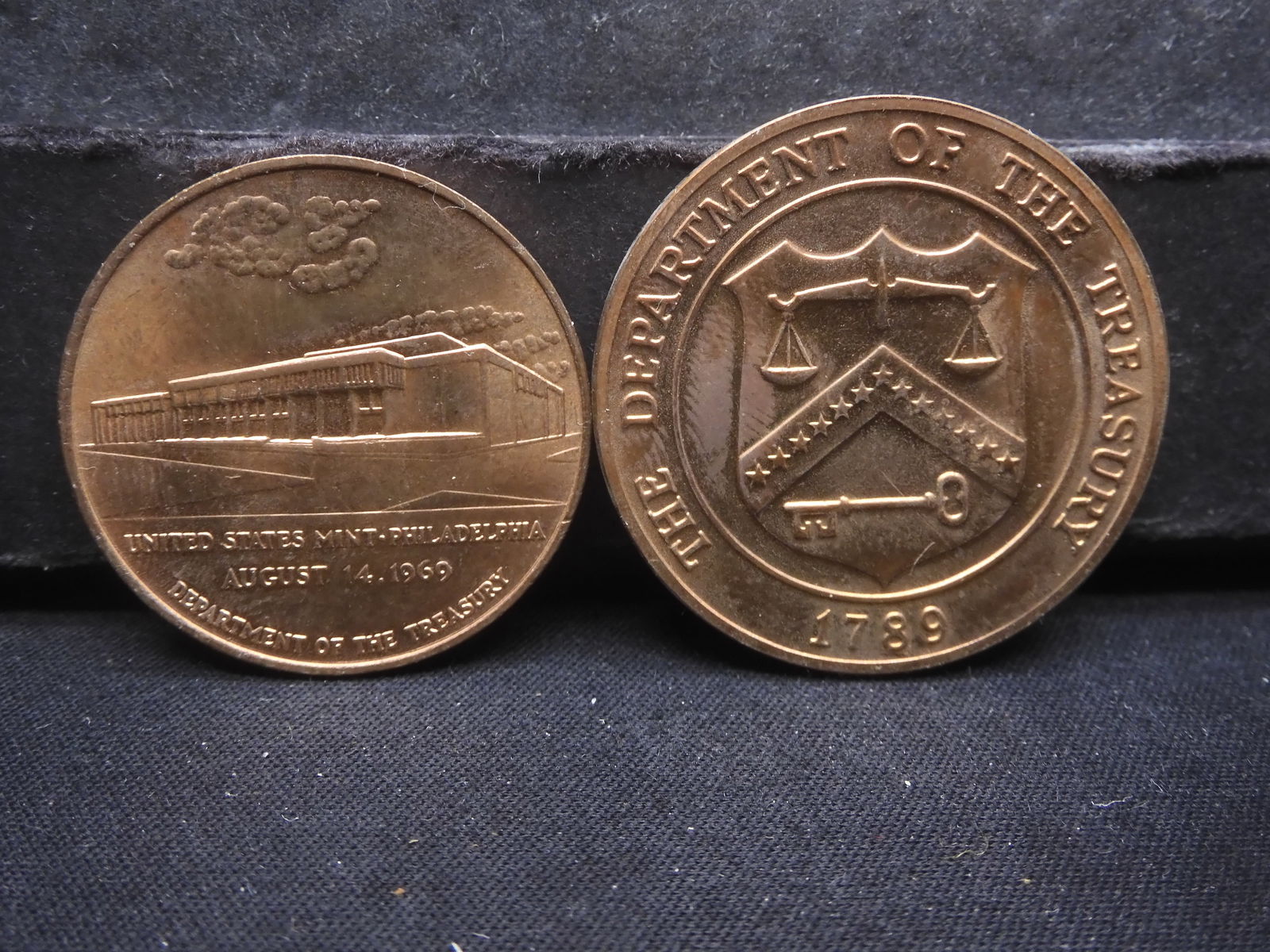 2-copper Us Mint Tokens-1969 Philadelphia Mint And Denver Mint Auction