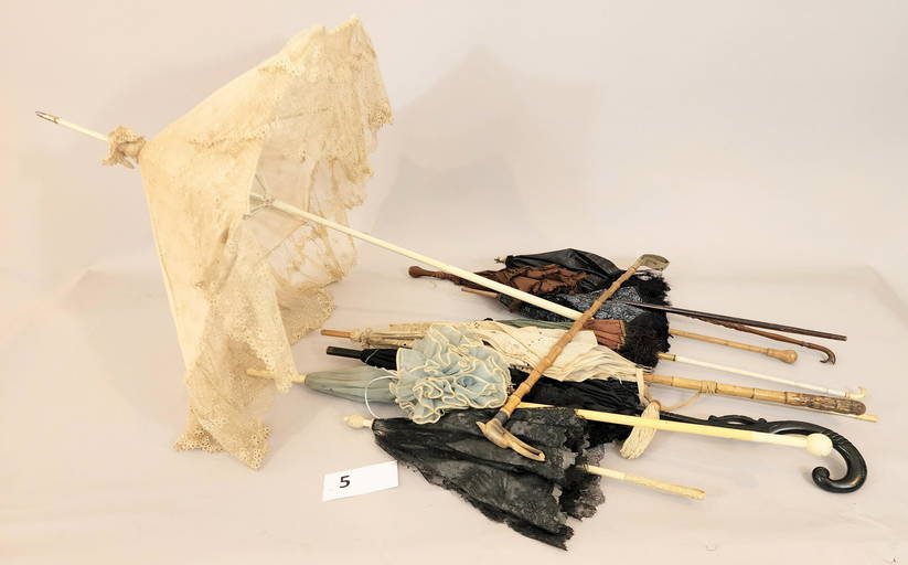 COLLECTION OF VICTORIAN PARASOLS, PLUS HORN-HANDLED BAMBOO RIDING CROP ...