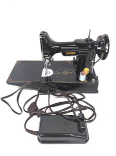 Singer Featherweight 221 Sewing Machine W/ Box