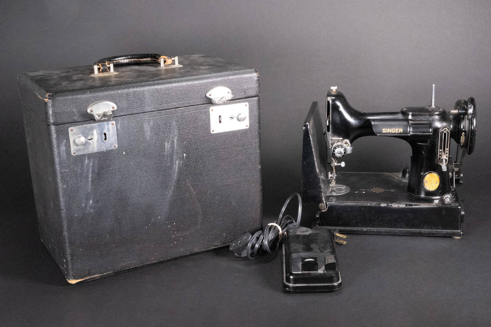 Singer Featherweight 221-1 Sewing Machine Auction