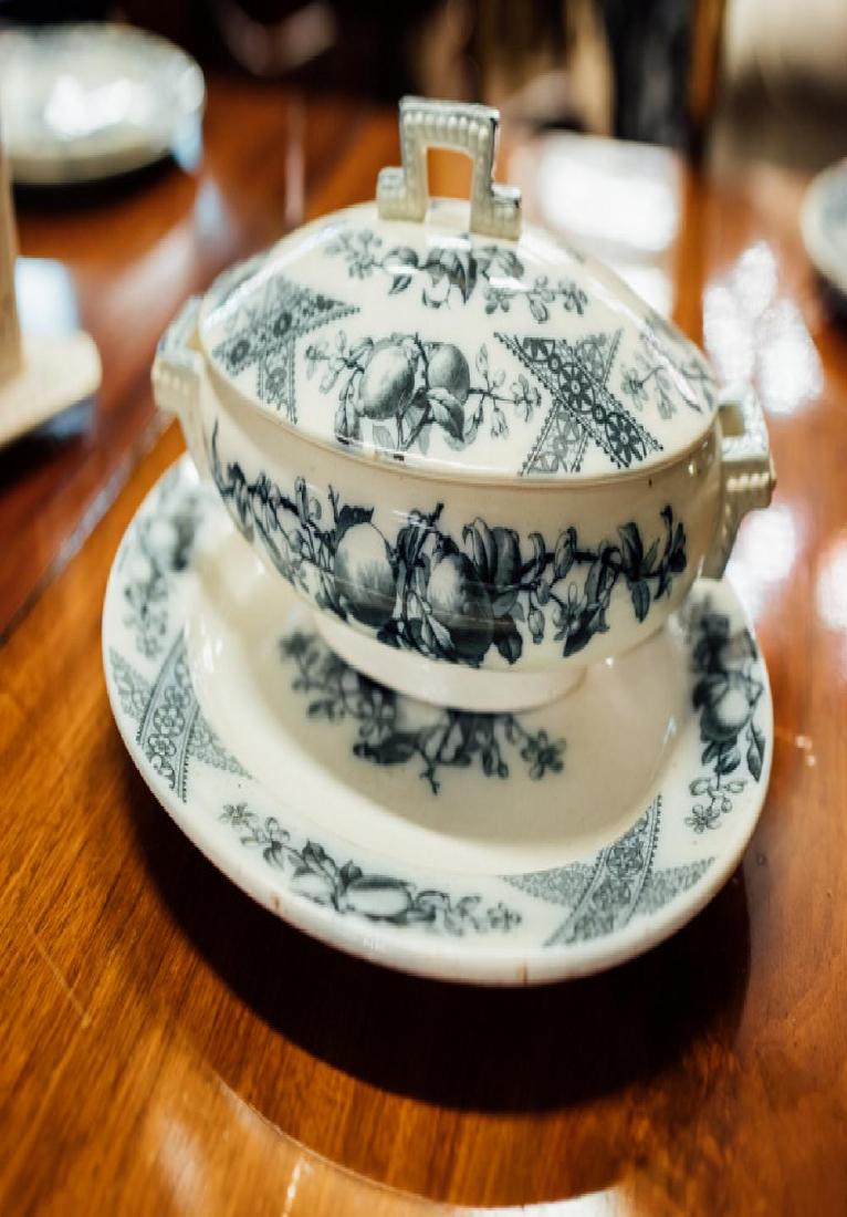 Twenty one piece dinner service - Morcco.