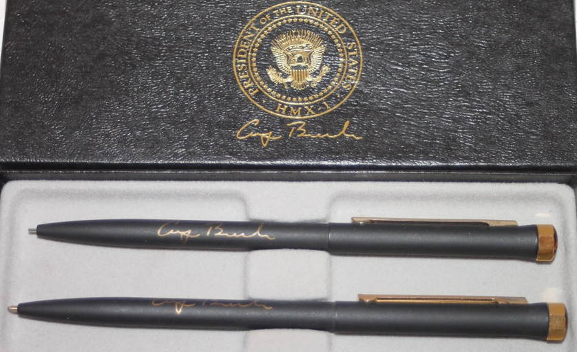 George W. Bush (41) Presidential "marine One" Pen Set.