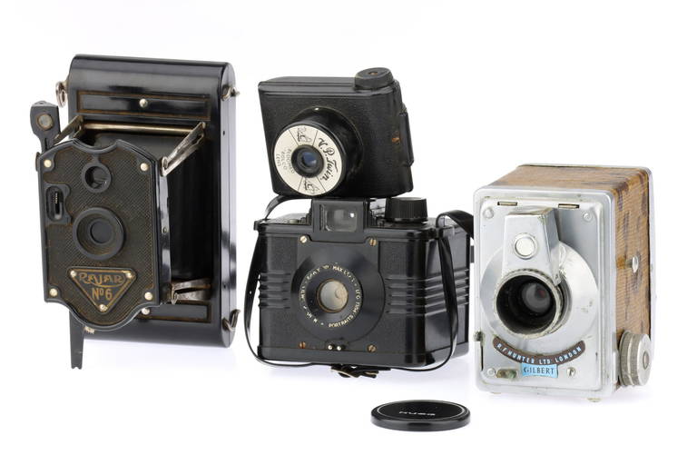 A Selection of Bakelite Other Cameras (#0444) on Jan 04, 2023 | Flints ...