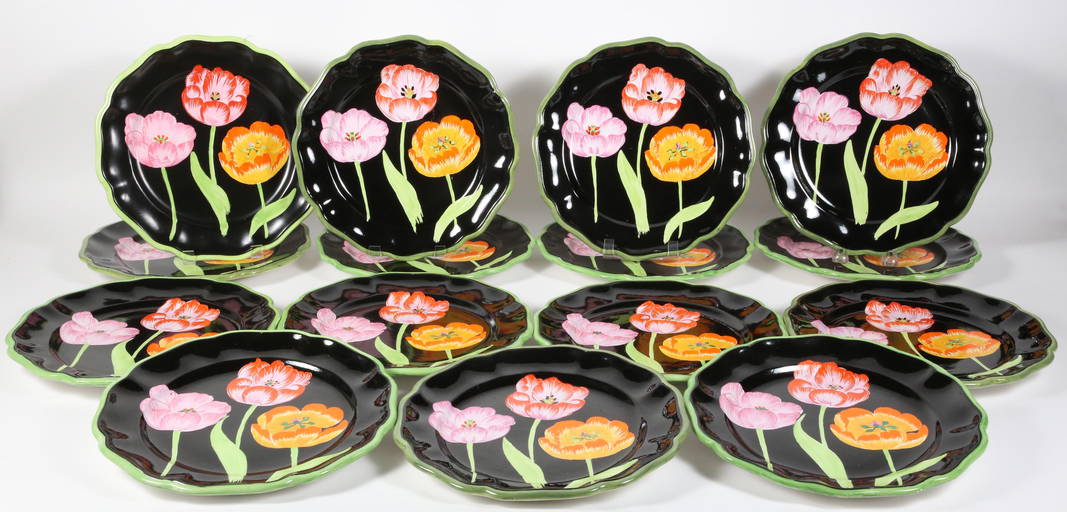 Set Of Fifteen Italian Hand Painted Earthenware Tulip Plates