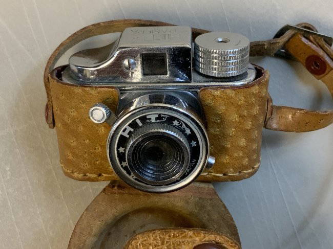 Vintage 50's Tiny Hit Miniature Spy Camera W. Case