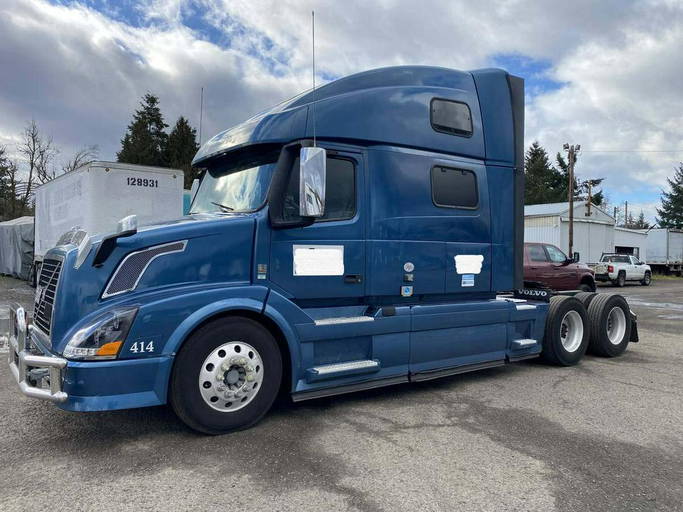 2015 Volvo 780 Semi Truck And Trailer 53 In. Reefer