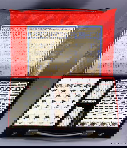 Oriental Majesty: Antique Mahjong Set With Detailed Carvings