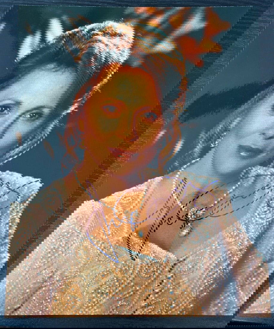 Faye Dunaway - 8 X 10 Signed Color Photograph W/coa Auction