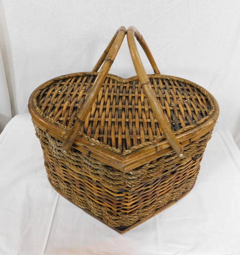 Large Wicker Heart Shaped Basket With Lid