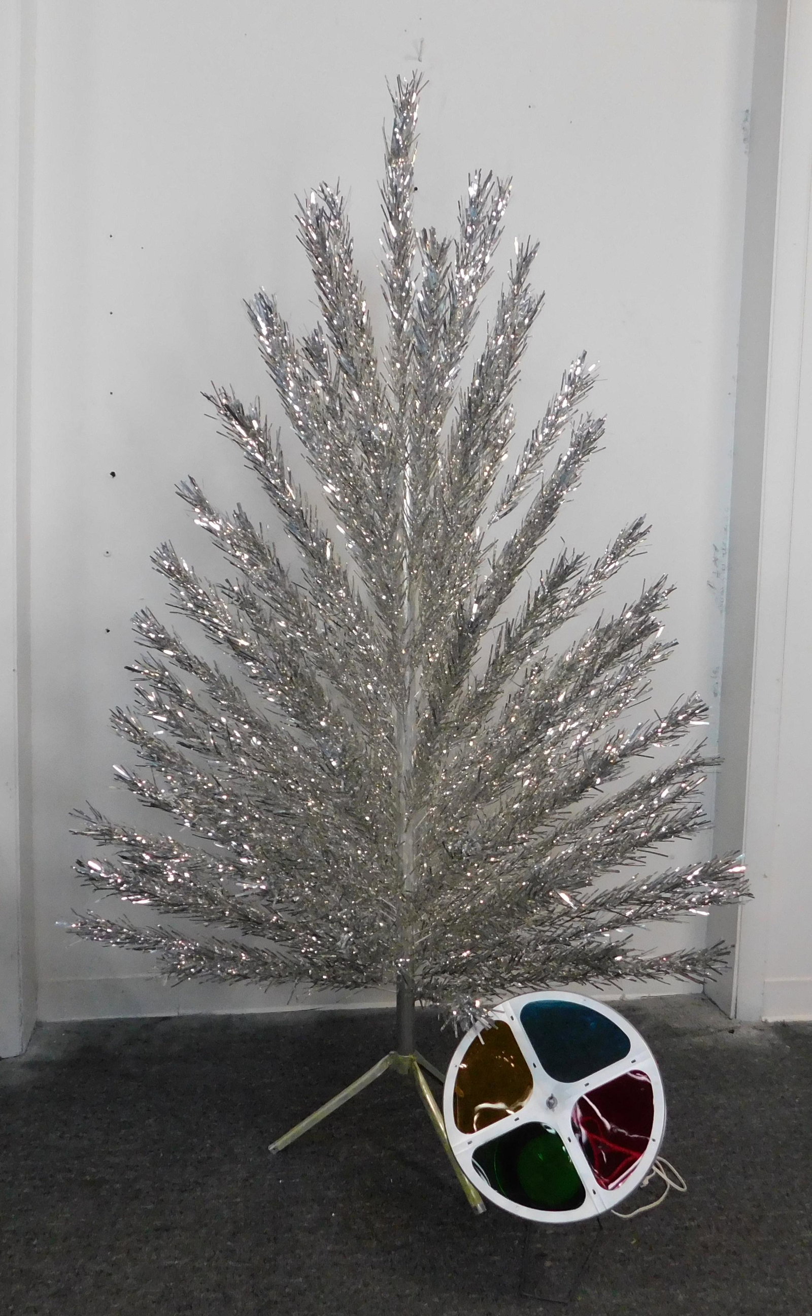 Evergleam Aluminum Christmas Tree & Color Wheel