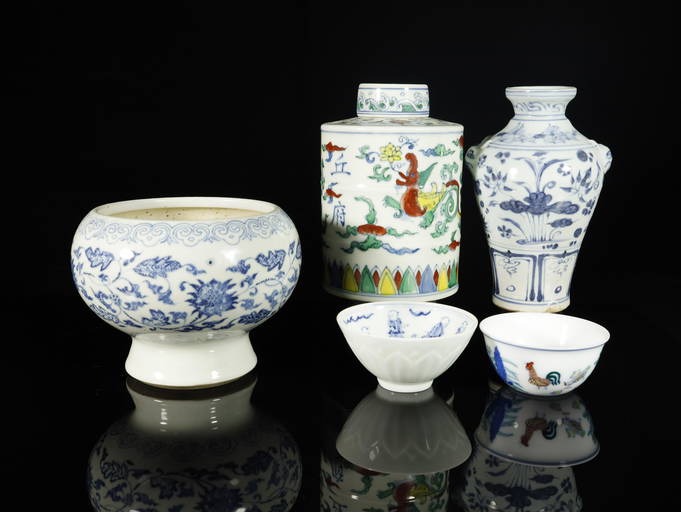 A Set Of Fine And Delicate And Fine Chinaware