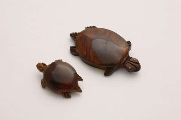 1009: PAIR OF TURTLE PINS. Bakelite or lucite pins on w