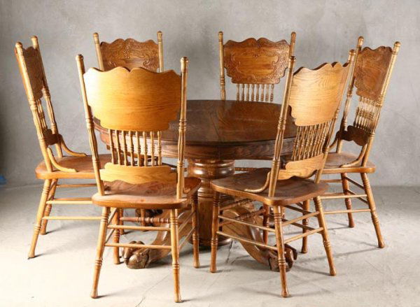 1341: GOLDEN OAK TABLE AND CHAIRS. Six pressed back cha