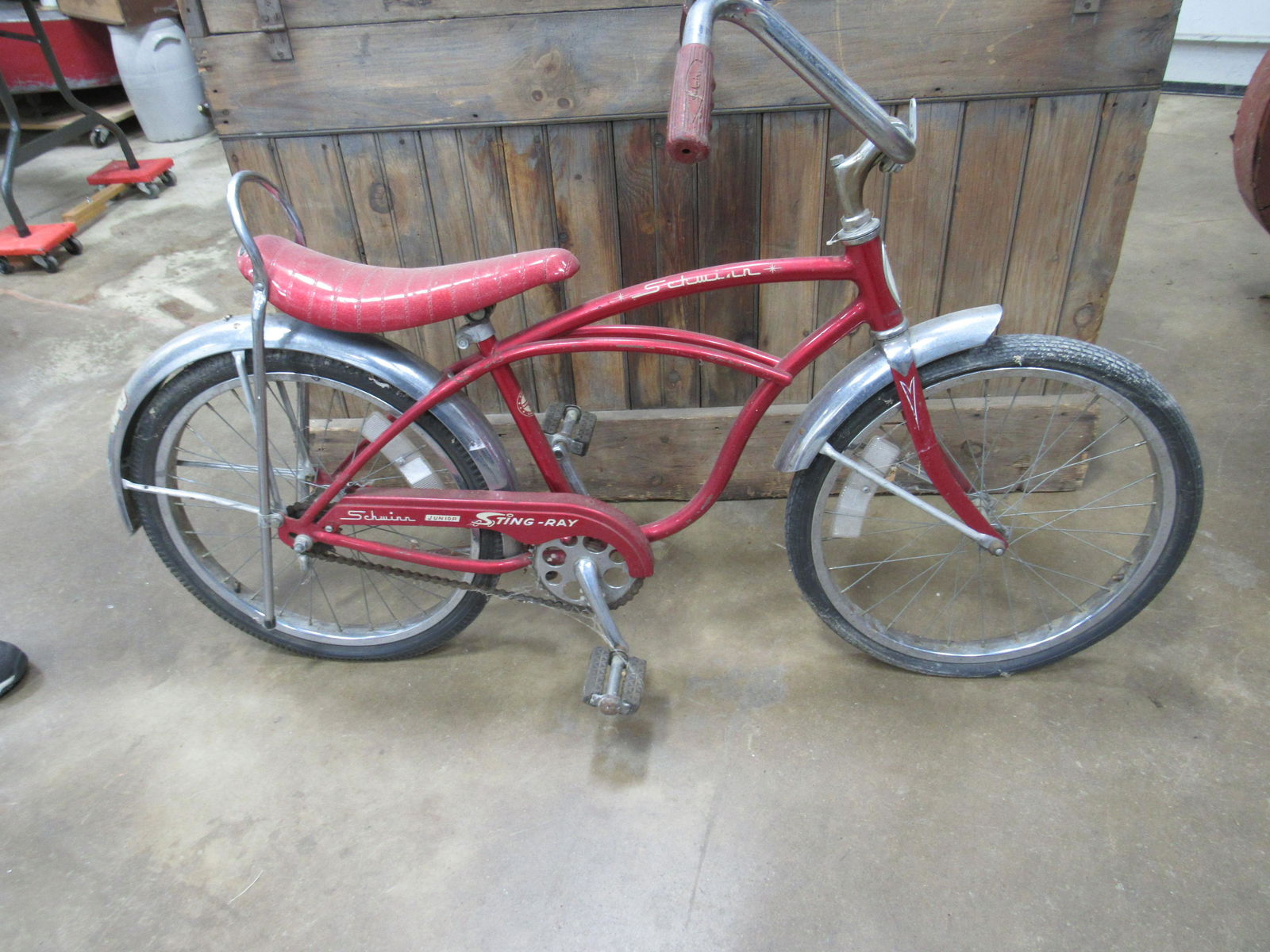 RED SCHWINN STINGRAY BIKE (#0220) on Jun 04, 2022 | Garth's Auction Inc ...