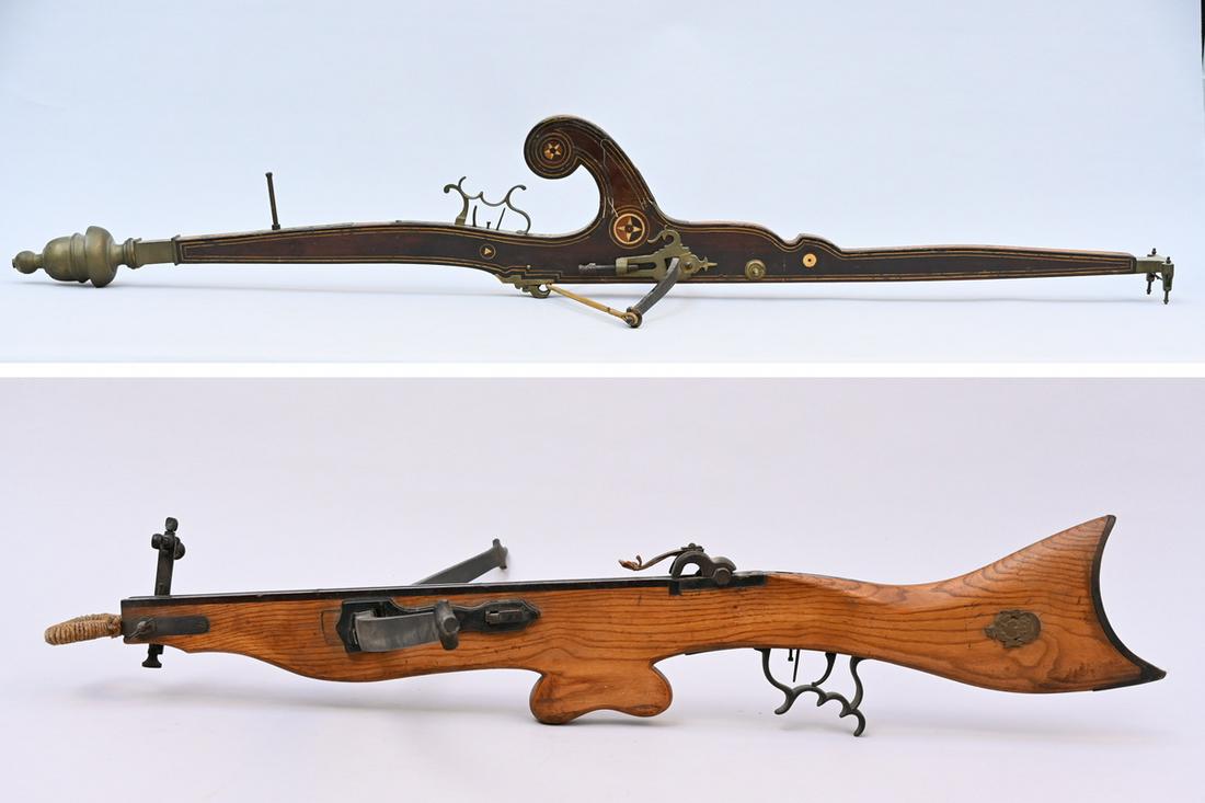 Two Crossbows (l102 - 158cm) (*) Auction