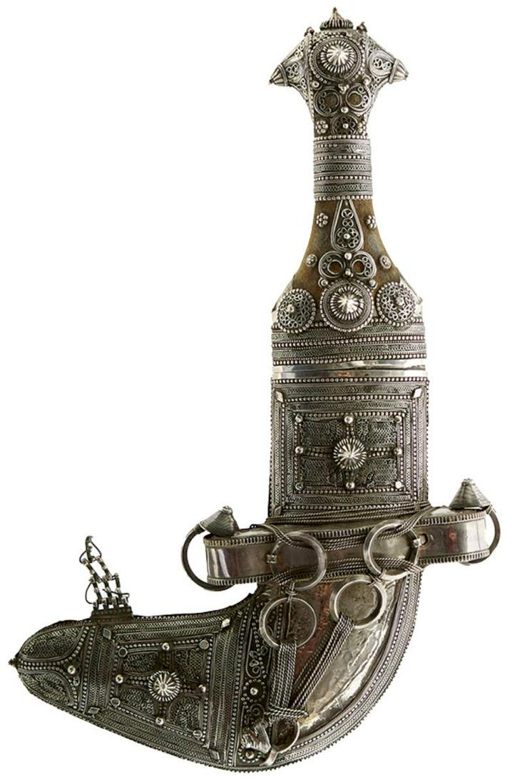 A LATE 19TH CENTURY OMANI JAMBIYA OR DAGGER, 12.5cm curved blade with ...