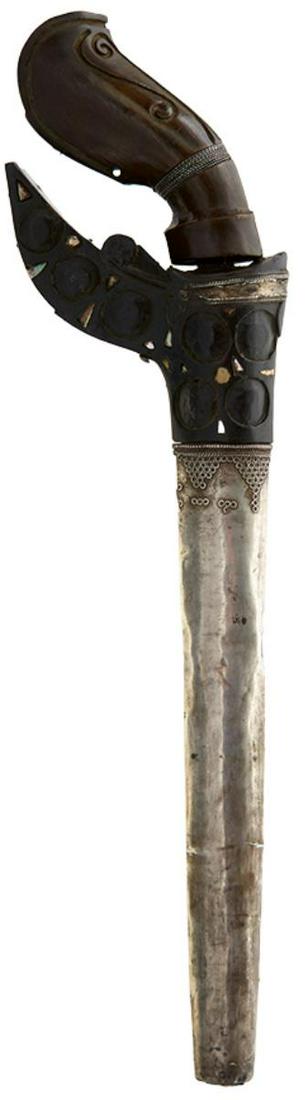 A SCARCE 19TH CENTURY SUMATRAN DAGGER TUMOK LADA, 19cm almost straight ...