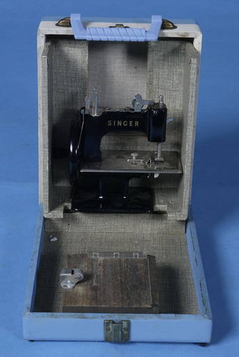 Circa 1925 Small Singer Sewing Machine (childs)c