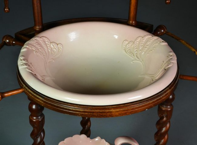 A Victorian Style Wash Basin, Pitcher & Stand : Lot 229