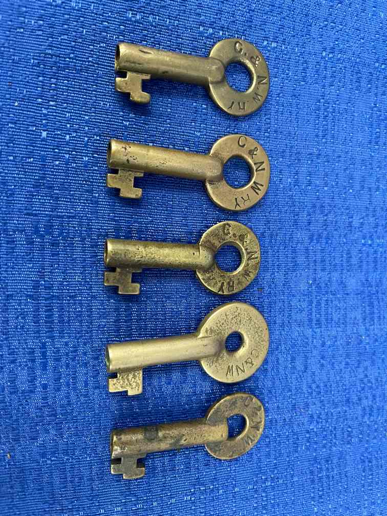 5 Chicago And Northwestern Railway Brass Lock Keys