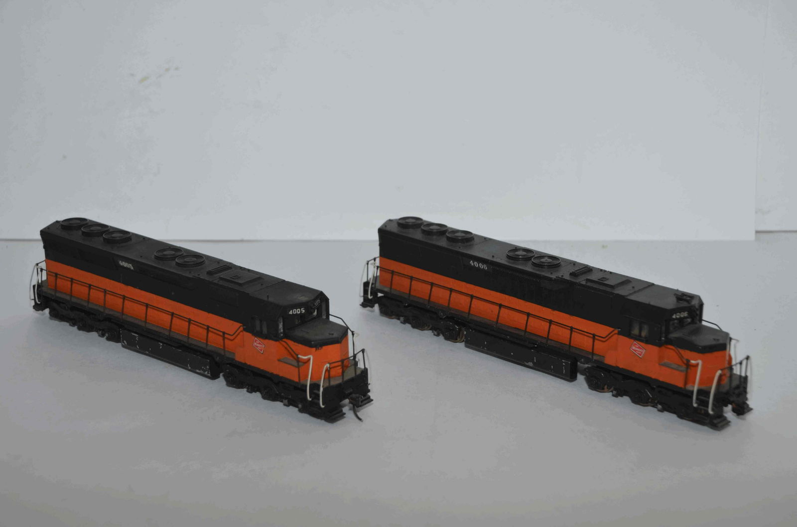 Two Milwaukee Road Diesel Locos 4005 And 4006 Ho Scale