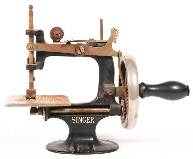 SINGER MINIATURE HAND CRANK SEWING MACHINE - Sep 05, 2021 | Omnia ...