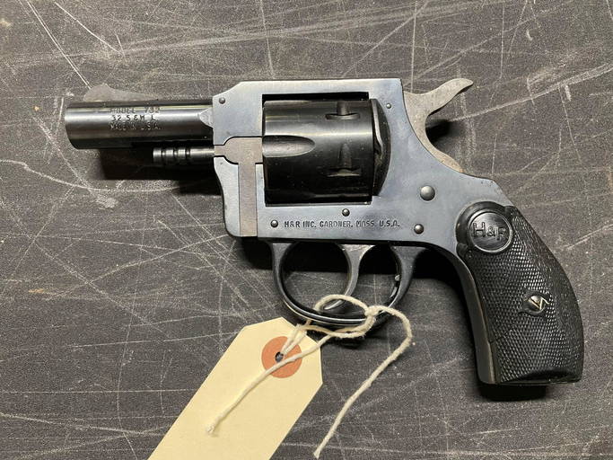 H&R Inc Revolver Model 732 .32 S&W L S/N: AP102946 (#0015) on Feb 24 ...