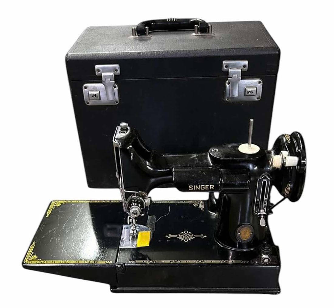 Singer Featherweight Model 221 Sewing Machine In Case; In Excellent ...