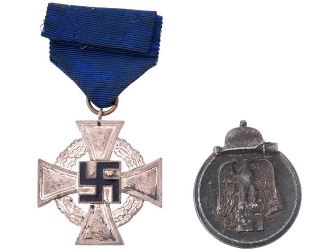 Lot Of Two Wwii Cased Nazi German Military Medals