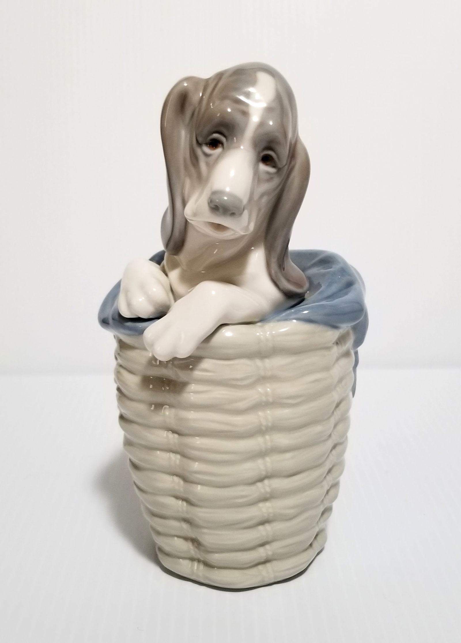 Amazing Lladro Dog In Basket Porcelain Auction