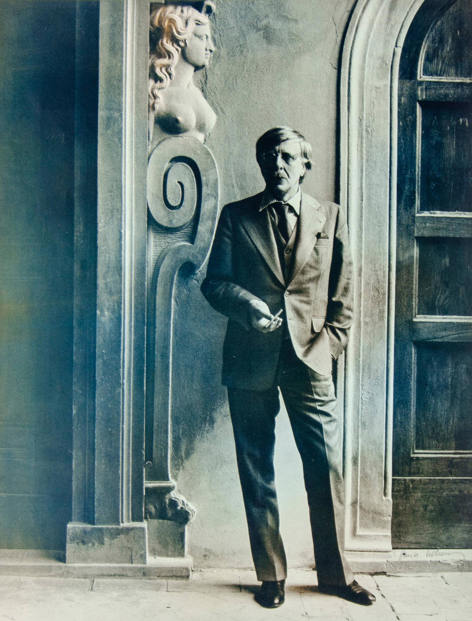 Székessy, Karin. Paul Wunderlich stehend. Original-Photographie ...