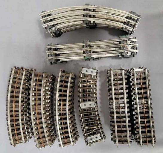 Group of Lionel postwar O tubular and Super O track (#0333) on Jan 29 ...