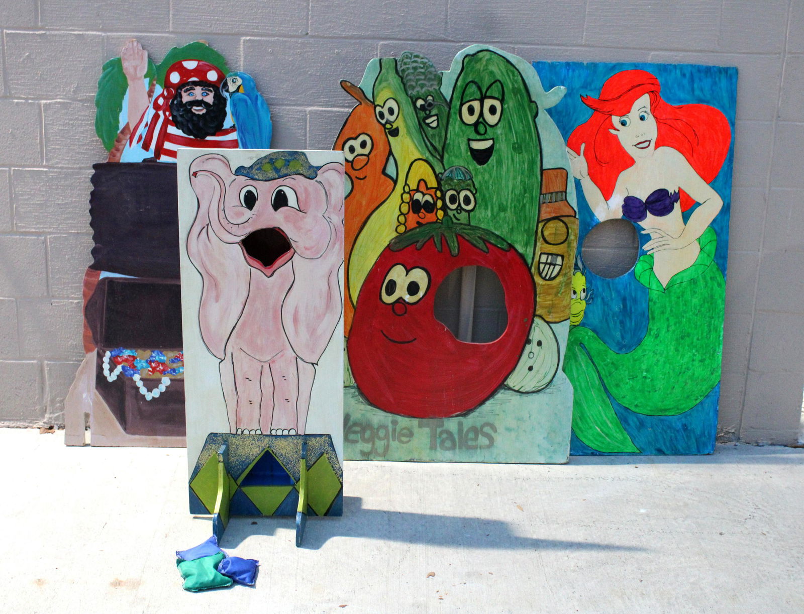 Painted Carnival Ball Toss Signs - Dec 01, 2022 | Jaybird Auctions in MD