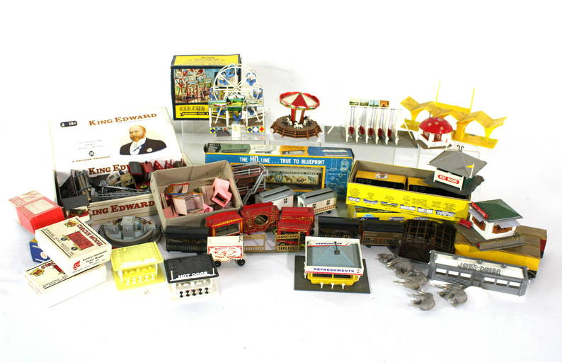Ho Scale Circus / Amusement Park Buildings And Cars