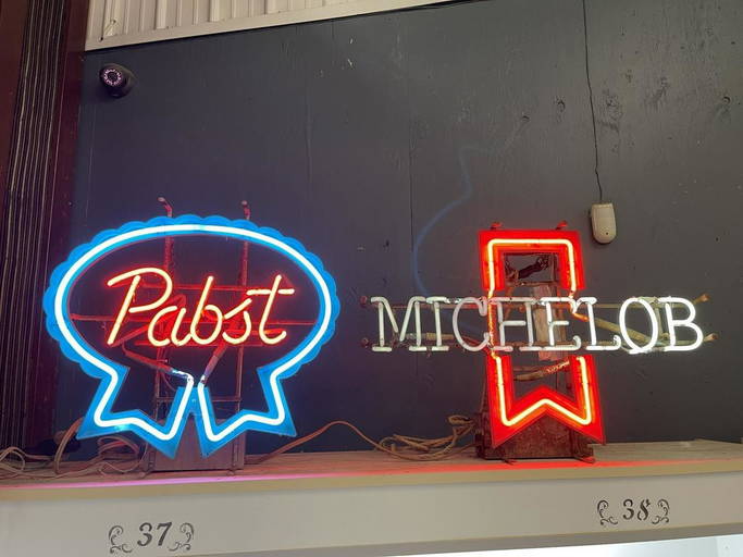 2 Neon Signs incl Pabst & Michelob - Aug 21, 2021 | Schultz Auctioneers ...