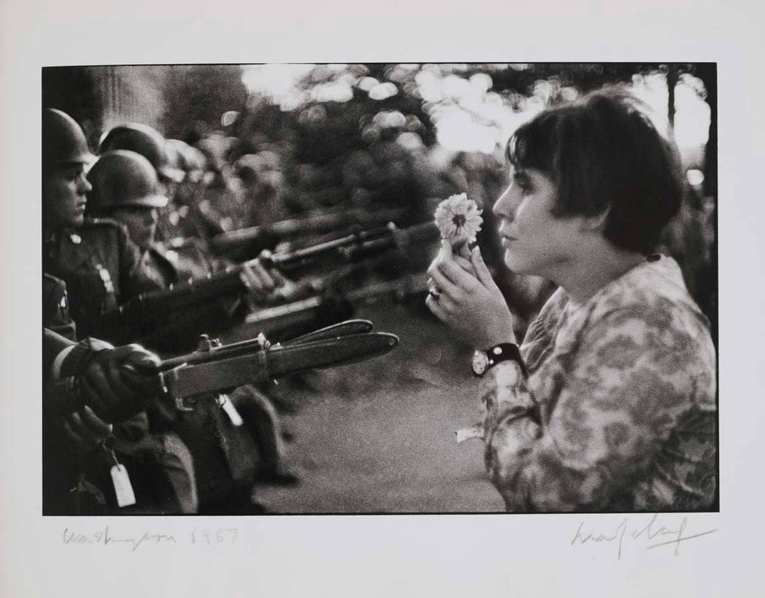 Marc Riboud (1923-2016) Jan Rose Kasmir Et Sa Fleur, Devant Le ...