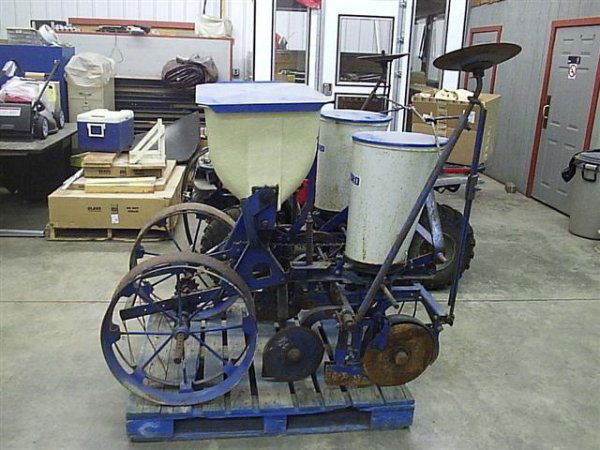 37: VERY NICE FORD 309 2 ROW 3PT CORN PLANTER