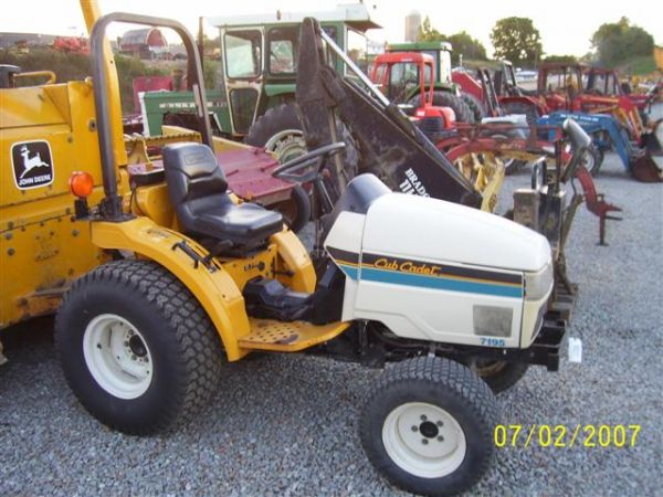 1119: CUB CADET 7195 4WD COMPACT TRACTOR 200 HOURS
