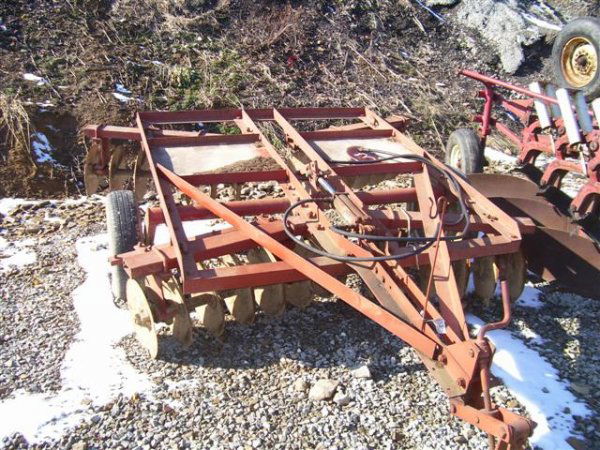 11: INTERNATIONAL 37 8' TRANSPORT DISC