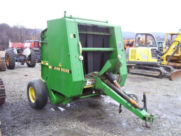 106: JOHN DEERE 335 ROUND BALER