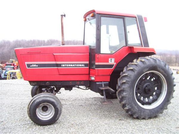 235: INTERNATIONAL 3088 FARM TRACTOR W/CAB/HT/AIR