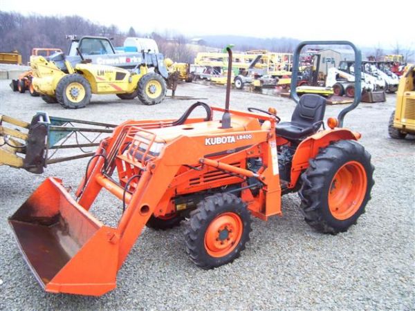 330: KUBOTA L2350 4WD TRACTOR WITH LOADER
