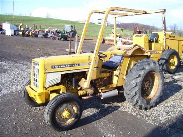401: INTERNATIONAL 2400 SERIES A FARM TRACTOR
