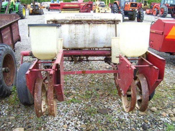 22: IH/MCCORMICK 2 ROW CORN PLANTER : Lot 22